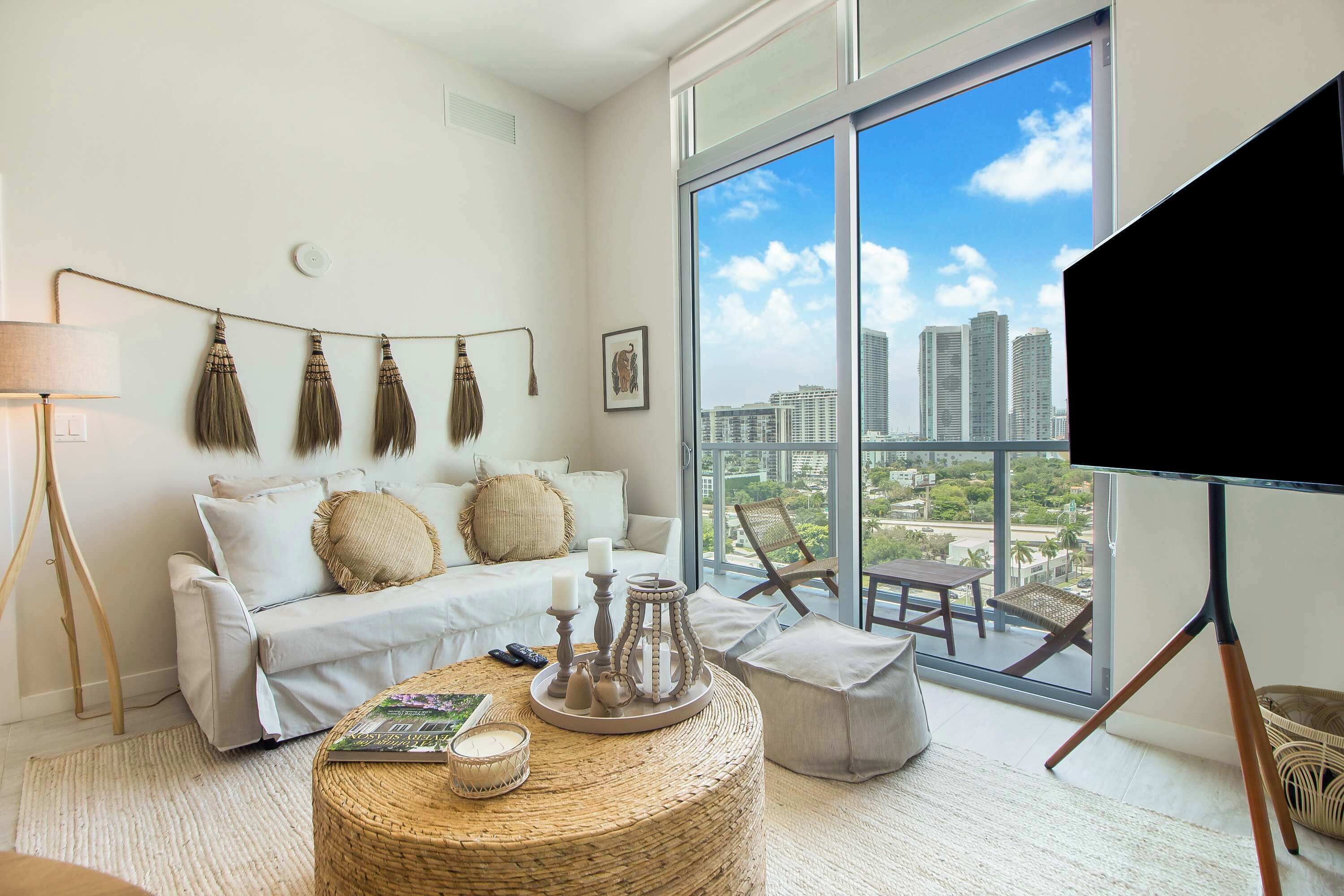 One Bedroom Condo King Bed With City Views - Miami