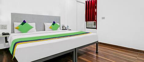 Quarto Deluxe | Secretária, ferro/tábua de engomar, roupa de cama fornecida