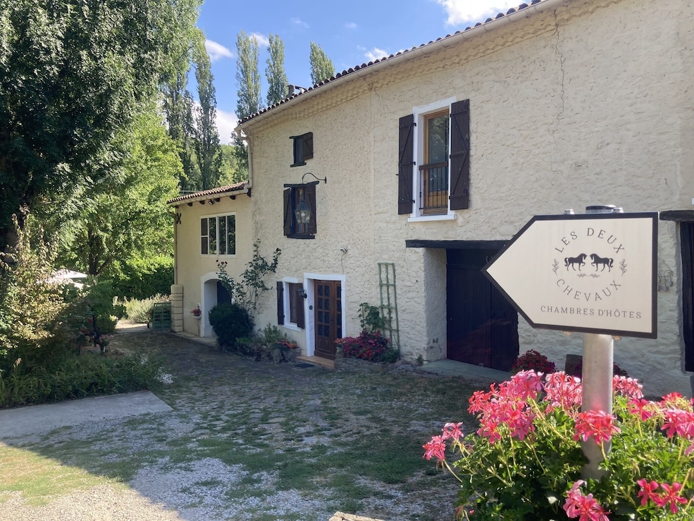 Les Deux Chevaux Guesthouse - Aude