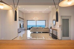 Villa de Luxo, 3 quartos | Sala de estar | Smart TV de 42 polegadas com canais via satélite, televisor 