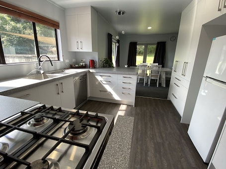 Casa de campo, 5 quartos, cozinha, no jardim | Cozinha privada | Micro-ondas, torradeira, talheres/pratos/utensĆlios de cozinha