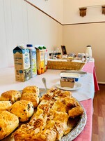 Pequeno-almoço tipo buffet diário mediante uma taxa