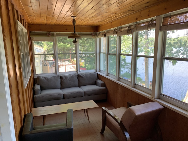 Lake Front Home, Dock W/2 Kayaks, Firepit, Grill, Pedal Boat. Lv2 Ev Charger - Wesleyan University, Middletown