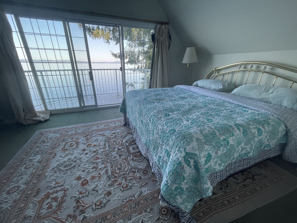 Waterfront Castle On The Beach With Hot Tub On 1.58 Acres At Downtown Chemainus - Chemainus