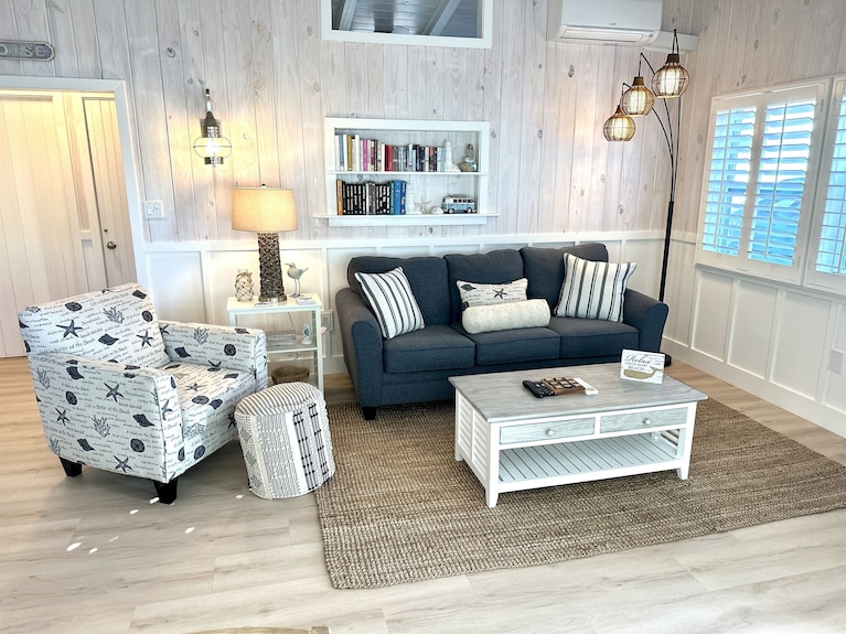 1 Bed Cottage, Full Remodel, Beach Access #7, Walk To Village 5 Min, 2 Ac Units! - Siesta Key, FL