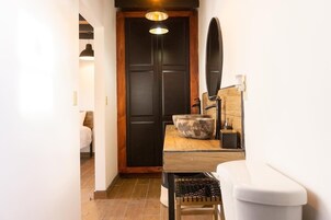 Cabana de Madeira Deluxe | Casa de banho | Um polibã, um chuveiro fixo, um secador de cabelo, roupões 