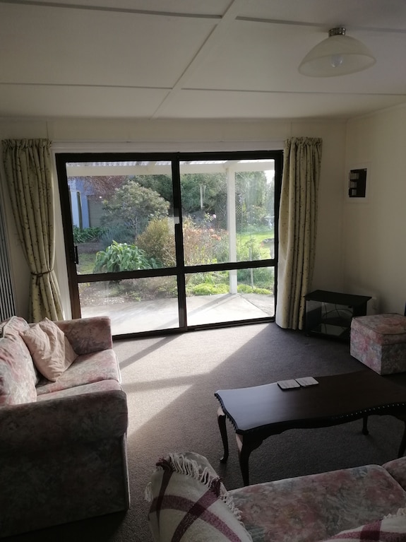 Spacious Garden Cottage W/ Woodburner - New Zealand