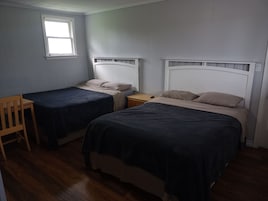 Quarto casal básico | Banheiro | Toalhas de banho, sabonete, shampoo, papel higiênico