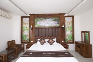 Quarto casal luxo de uso individual | Cofres nos quartos, individualmente mobiliados, escrivaninha