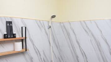 Estúdio | Casa de banho | Um polibã, artigos de higiene pessoal grátis, toalhas fornecidas