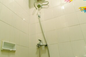 Apartamento, 2 quartos | Casa de banho | Um polibã, artigos de higiene pessoal grátis, toalhas fornecidas 