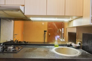 Estúdio | Cozinha privada | Um frigorífico, uma placa de cozinha, utensílios de cozinha 