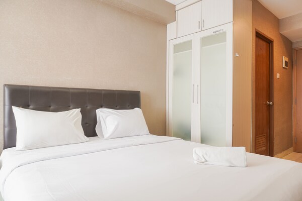 Warm And Cozy Studio At Cinere Bellevue Suites Apartment - Jakarta