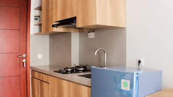 Estúdio | Cozinha privada | Um frigorífico, uma placa de cozinha, utensílios de cozinha