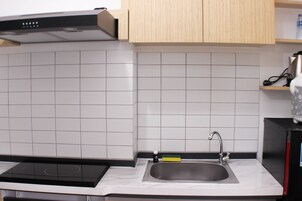 Estúdio | Cozinha privada | Um frigorífico, uma placa de cozinha, utensílios de cozinha 