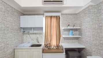Estúdio | Cozinha privada | Um frigorífico, uma placa de cozinha, uma chaleira elétrica