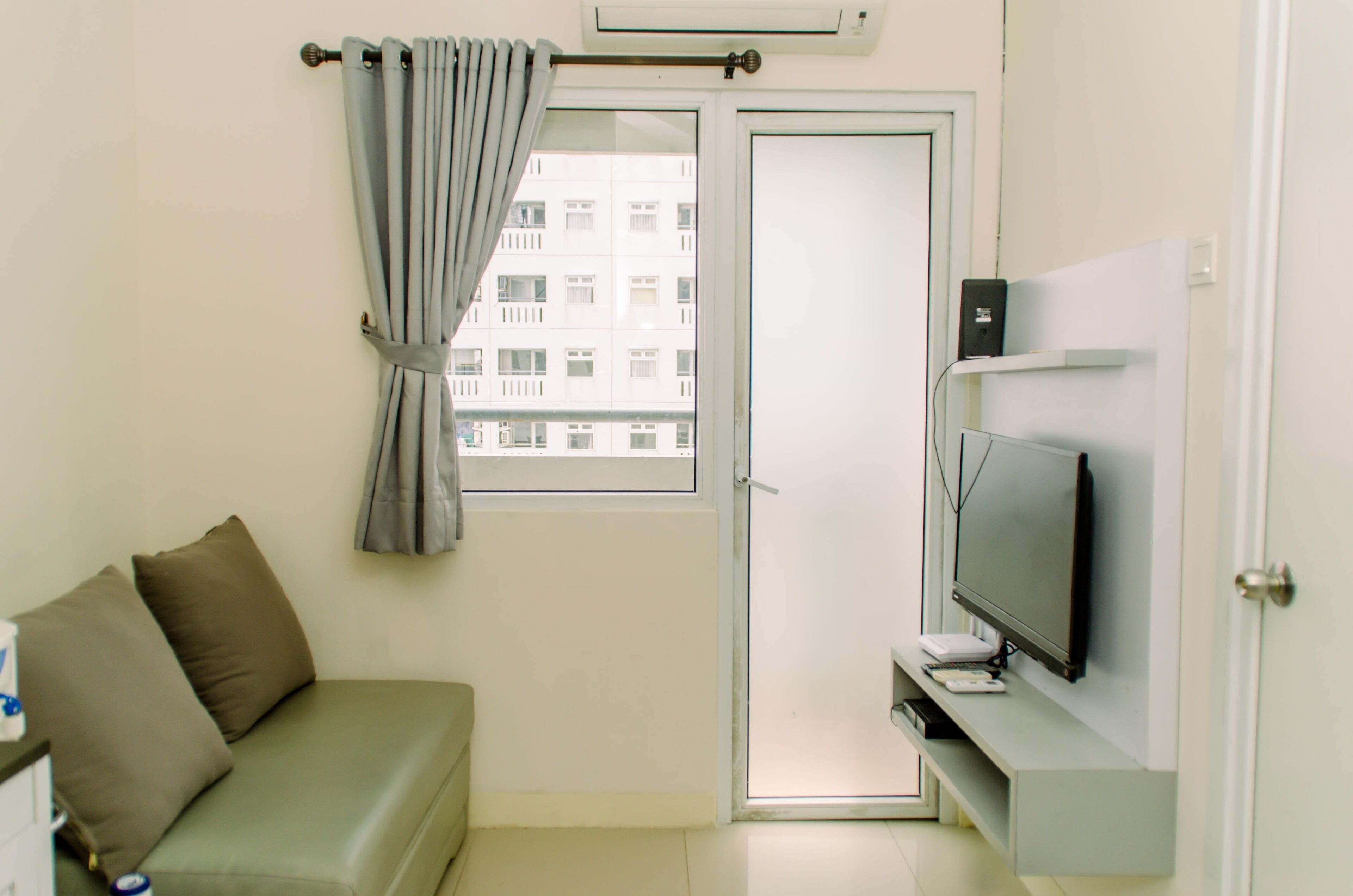 Apartamento, 2 quartos | Sala de estar | Televisor 
