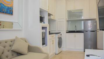 Apartamento, 2 quartos | Sala de estar | Televisor