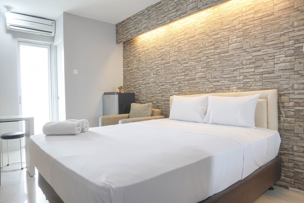 Well Designed And Cozy Studio At Bassura City Apartment - Jakarta