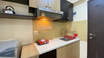 Apartamento, 2 quartos | Cozinha privada | Um frigorífico, uma placa de cozinha, utensílios de cozinha