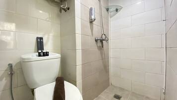 Apartamento, 2 quartos | Banheiro | Chuveiro, produtos de toalete grátis, toalhas de banho