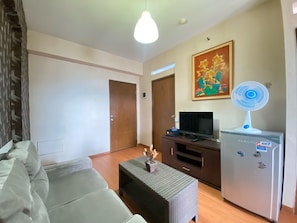 Apartamento, 2 quartos | Sala de estar | Televisor 