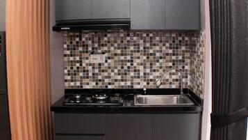 Apartamento, 2 quartos | Cozinha privada | Geladeira, cooktop, talheres/pratos/utensílios de cozinha