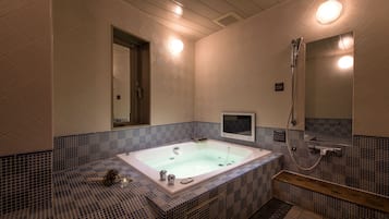 Quarto Duplo Standard | Casa de banho | Uma combinação polibã/banheira, uma banheira de hidromassagem