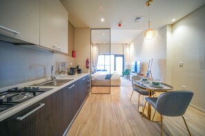 Estúdio premium, 1 cama King | Cozinha americana privada | Geladeira grande, fogão, lava-louças, cafeteira/chaleira