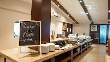 Pequeno-almoço tipo buffet diário (500 INR por pessoa)
