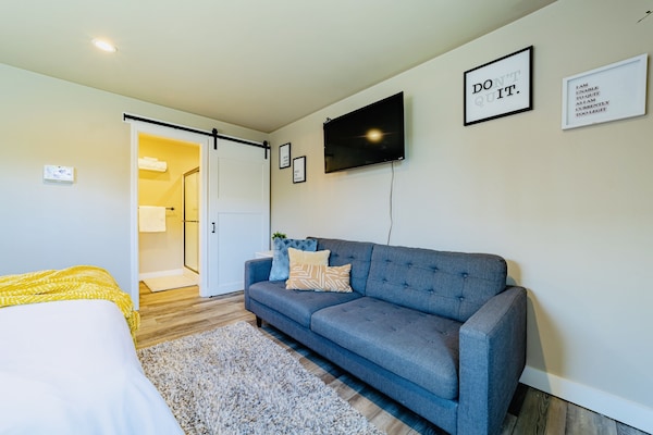 Hello Yellow Guest Suite - Eureka, CA