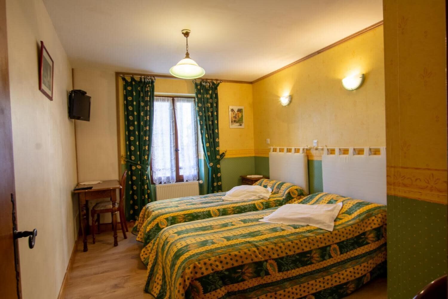 Gite, Chambres, Chalets Sur Un Domaine De 2 Hectares Avec Piscine Chauffée - Sarlat-la-Canéda