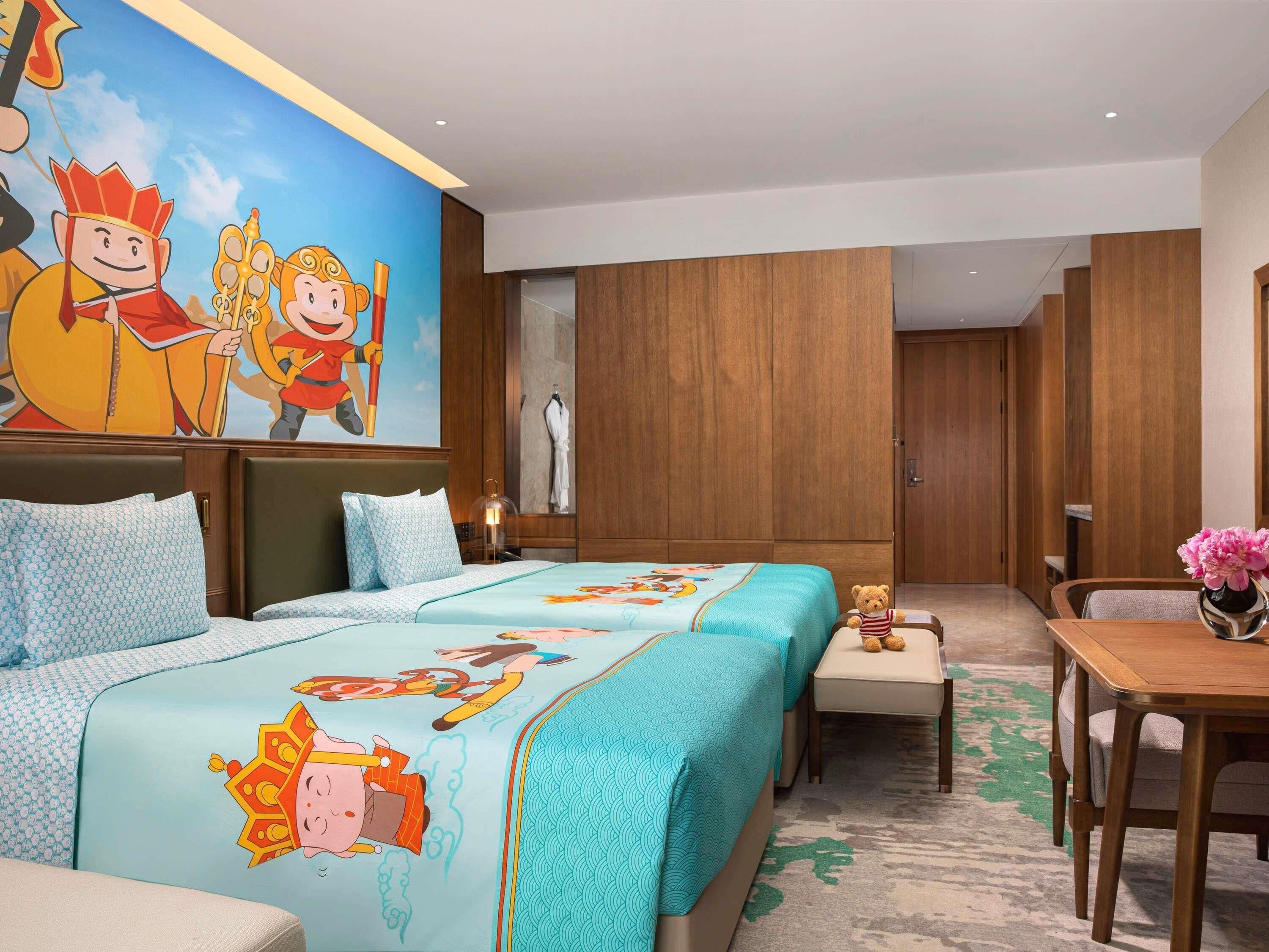 Quarto Familiar, 2 camas de casal, Vista para a cidade | Minibar, cofre no quarto, secretária 