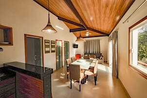 Apartamento família | Área de estar | TV LED 32 polegadas com canais a cabo, TV