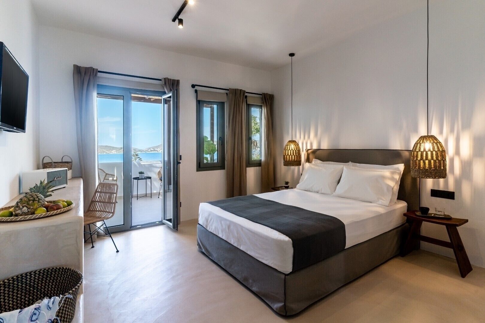 Quarto casal luxo, sacada, vista para o mar | Roupas de cama premium, camas com colchões pillow-top