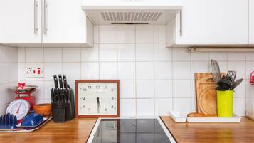 Apartamento Básico, várias camas | Cozinha privada | Um frigorífico, um micro-ondas, um forno, uma placa de cozinha