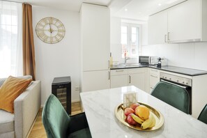 Suíte luxo | Cozinha privada | Geladeira grande, micro-ondas (mediante solicitação), fogão, cooktop
