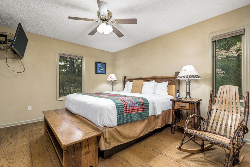 Owl's Nest: Mountain Lodge With Woodsy Feel And Great Views - Gatlinburg, TN