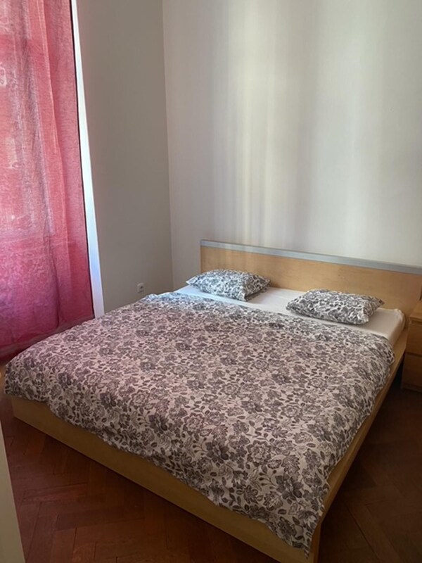 3 Bed Flat - Sleeps 10 - Pets - Smoking - Parking - Prague