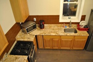 Um frigorífico/congelador grande, um micro-ondas, um forno 