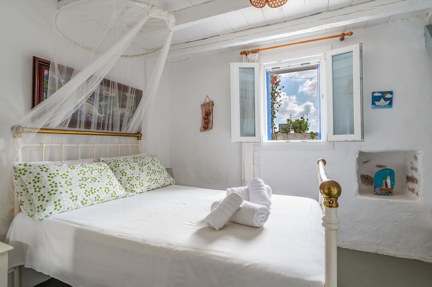 Holiday Home 'Anastasia's House Ysterni' With Shared Garden & Wi-fi - Paros