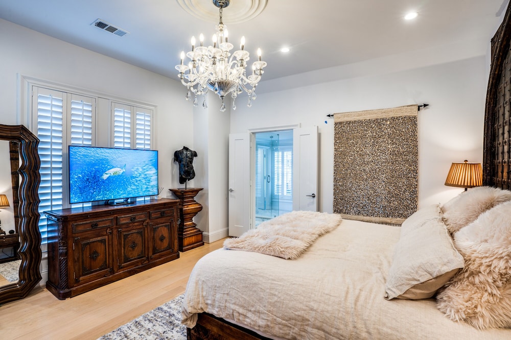 ★ Luxe Thomas Mansion ★ | Hot Tub, Pool, Fire Pit! - Dalat