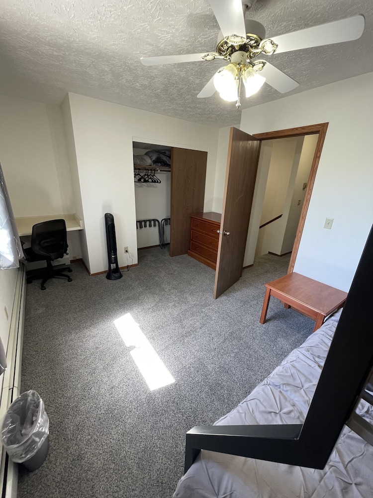 Midtown Location 3 Minutes From Shopping Mall With Possible Car Rental Add On. - Anchorage, AK