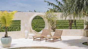 Terraço com espreguiçadeiras