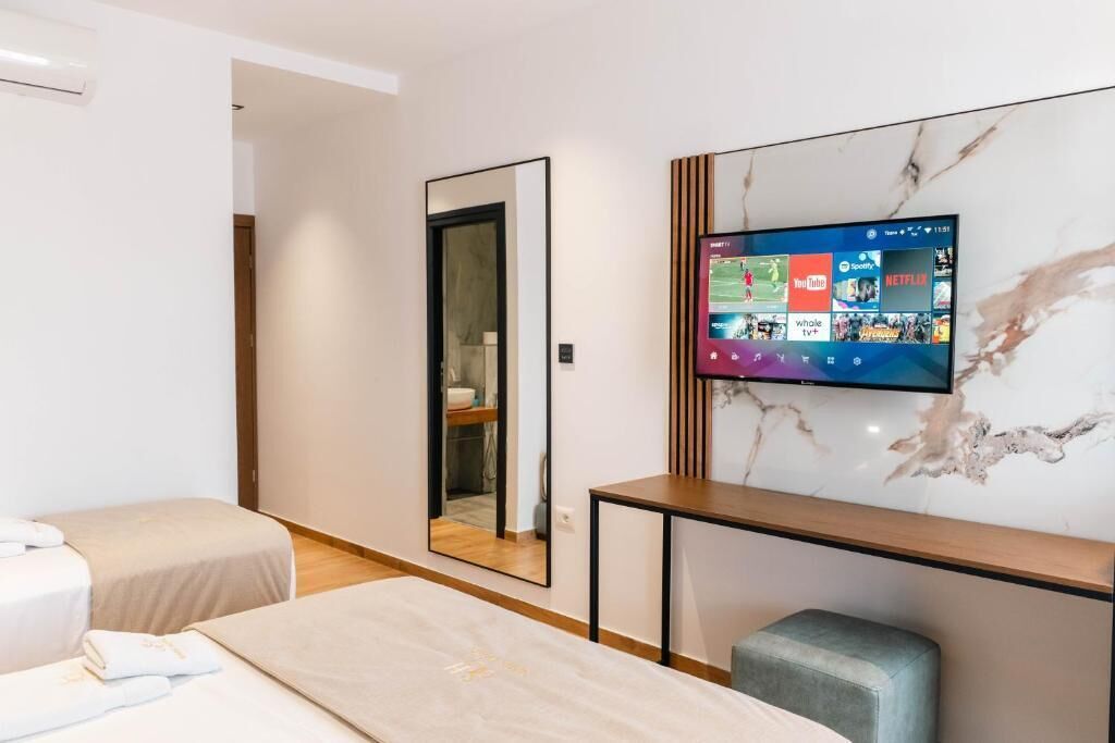 Quarto Triplo Deluxe, vista parcial para o mar | Roupa de cama fornecida 