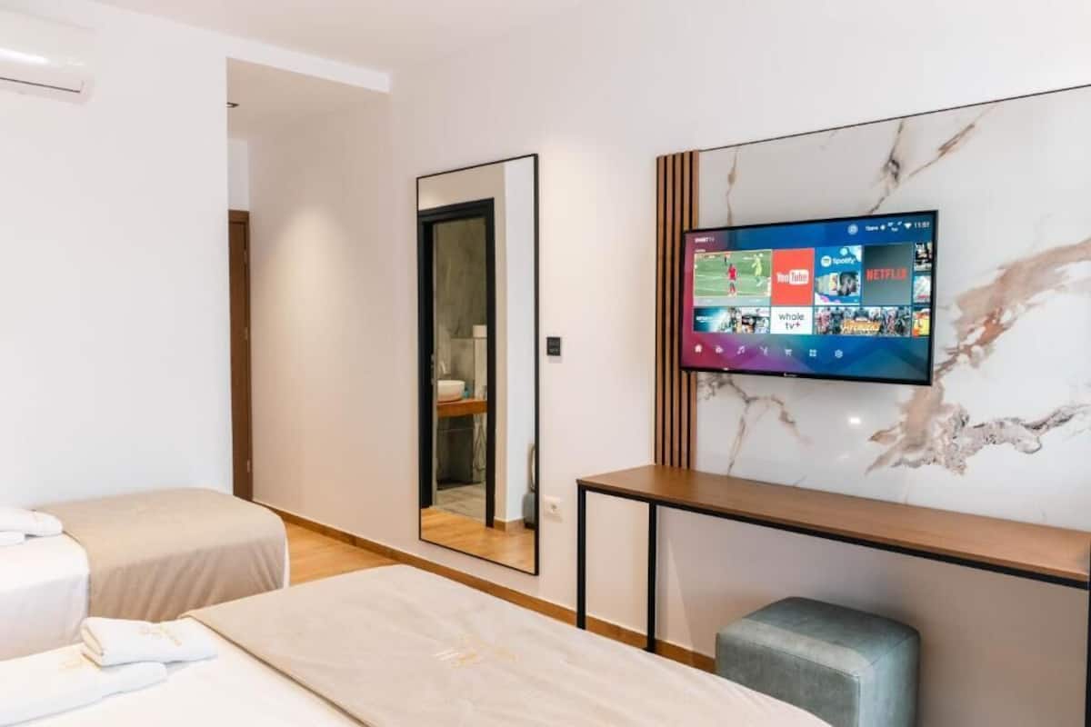 Quarto Triplo Deluxe, vista parcial para o mar | Roupa de cama fornecida