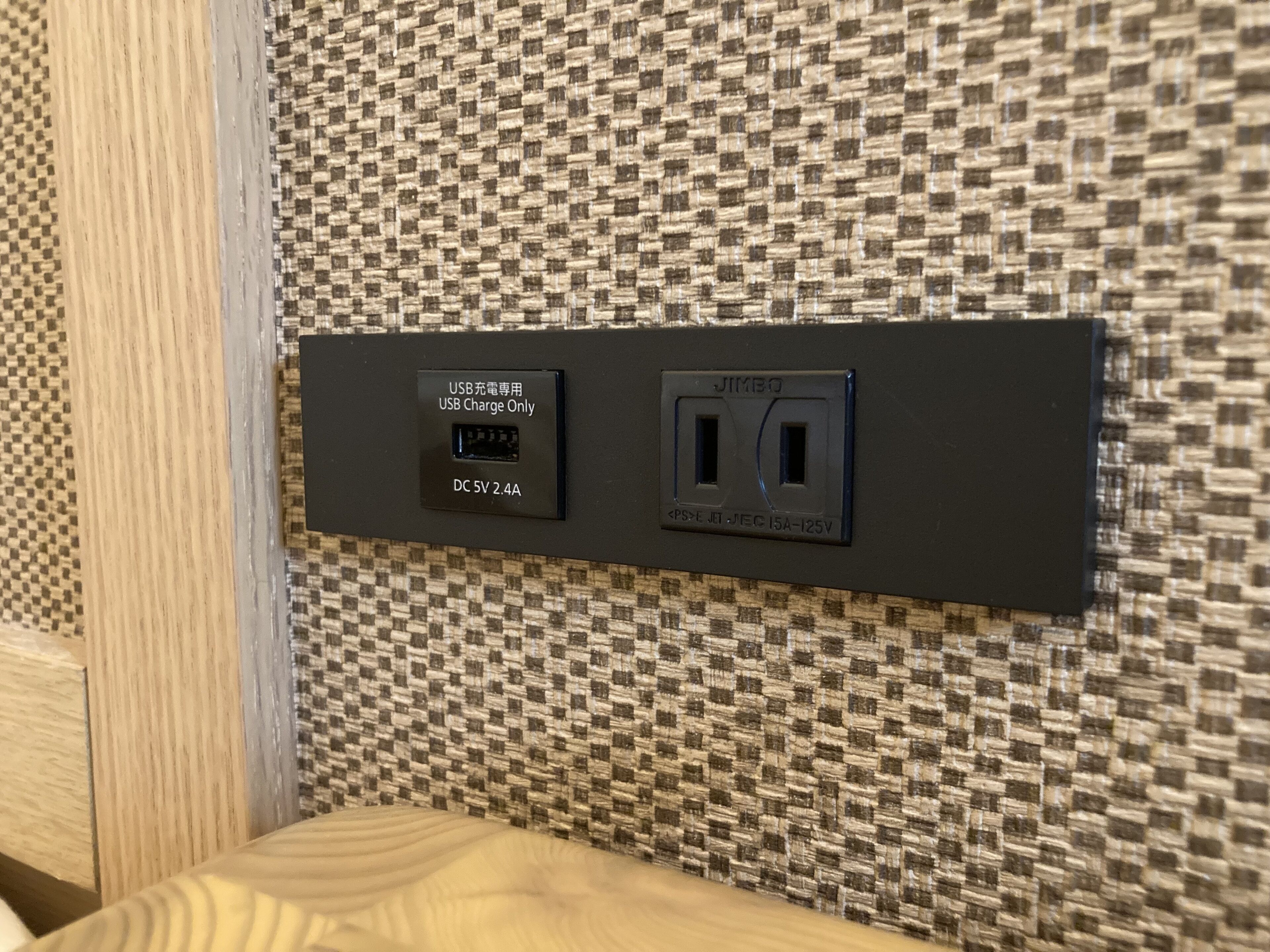 Tomada na parede com porta USB para carregamento, identificada para carregamento USB apenas e DC 5V 2,4A.