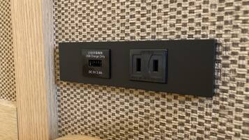 Tomada na parede com porta USB para carregamento, identificada para carregamento USB apenas e DC 5V 2,4A.