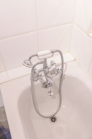 Apartamento básico, 1 cama de casal e sofá-cama | Banheiro | Toalhas de banho, sabonete, shampoo, papel higiênico