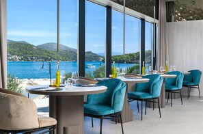 Café da manhã com buffet grátis todos os dias